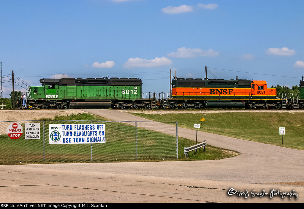 BNSF 8012 & BNSF 8081